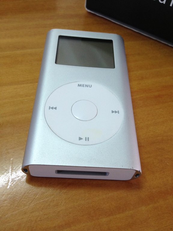 ขออนุญาติเฮียส่งประมูลอีกเครื่อง iPod Mini 4GB Silver Boxset สภาพสวยน่า ...